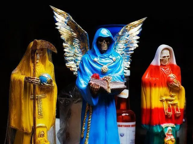 Santa Muerte Azul: Significado, Oración Y Algo Más