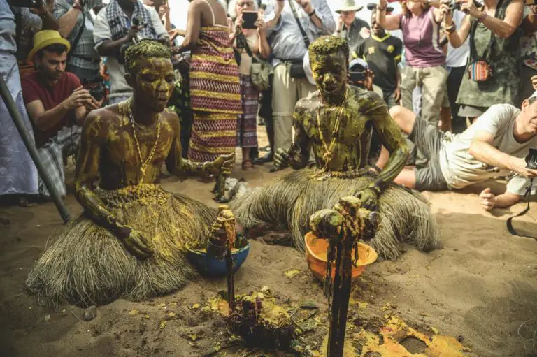 Conozca todo lo necesario sobre el ritual Vudú Aquí.
